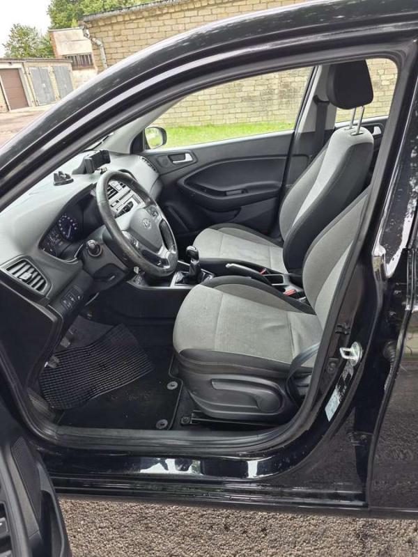 Melns Hyundai i20 2015 Tauragė, ar dzinēja tilpumu 1.25 L un nobraukumu 208 tūkst. km par 4200 €, foto 5 vietnē AUTOMOTO.COM.LV