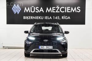 Black Hyundai i20 2022 in Riga, with an engine capacity of 1.00 L and mileage of 46 thousand km for 12590 €, photo 3 on AUTOMOTO.COM.LV