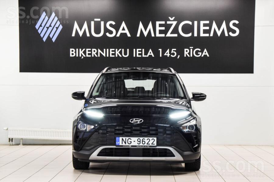 Black Hyundai i20 2022 in Riga, with an engine capacity of 1.00 L and mileage of 46 thousand km for 12590 €, photo 3 on AUTOMOTO.COM.LV