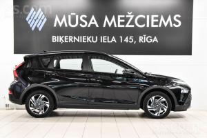 Black Hyundai i20 2022 in Riga, with an engine capacity of 1.00 L and mileage of 46 thousand km for 12590 €, photo 5 on AUTOMOTO.COM.LV