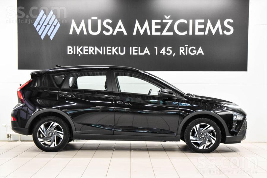 Black Hyundai i20 2022 in Riga, with an engine capacity of 1.00 L and mileage of 46 thousand km for 12590 €, photo 5 on AUTOMOTO.COM.LV