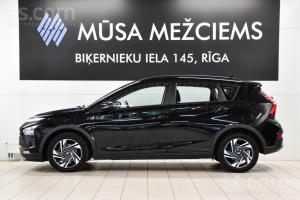 Black Hyundai i20 2022 in Riga, with an engine capacity of 1.00 L and mileage of 46 thousand km for 12590 €, photo 6 on AUTOMOTO.COM.LV