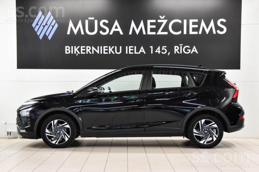 Black Hyundai i20 2022 in Riga, with an engine capacity of 1.00 L and mileage of 46 thousand km for 12590 €, photo 6 on AUTOMOTO.COM.LV