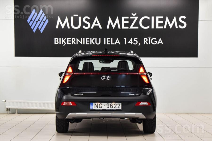 Black Hyundai i20 2022 in Riga, with an engine capacity of 1.00 L and mileage of 46 thousand km for 12590 €, photo 8 on AUTOMOTO.COM.LV