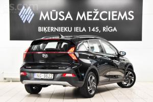 Black Hyundai i20 2022 in Riga, with an engine capacity of 1.00 L and mileage of 46 thousand km for 12590 €, photo 9 on AUTOMOTO.COM.LV