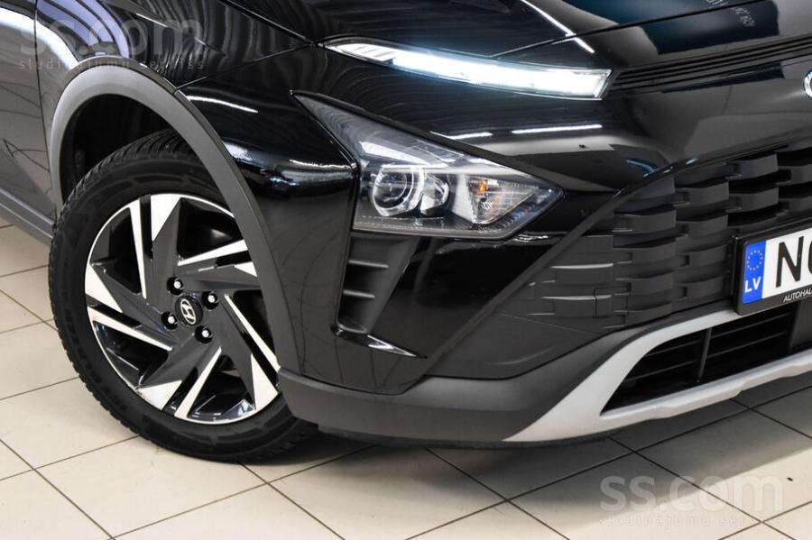 Black Hyundai i20 2022 in Riga, with an engine capacity of 1.00 L and mileage of 46 thousand km for 12590 €, photo 10 on AUTOMOTO.COM.LV