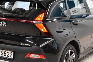 Black Hyundai i20 2022 in Riga, with an engine capacity of 1.00 L and mileage of 46 thousand km for 12590 €, photo 11 on AUTOMOTO.COM.LV