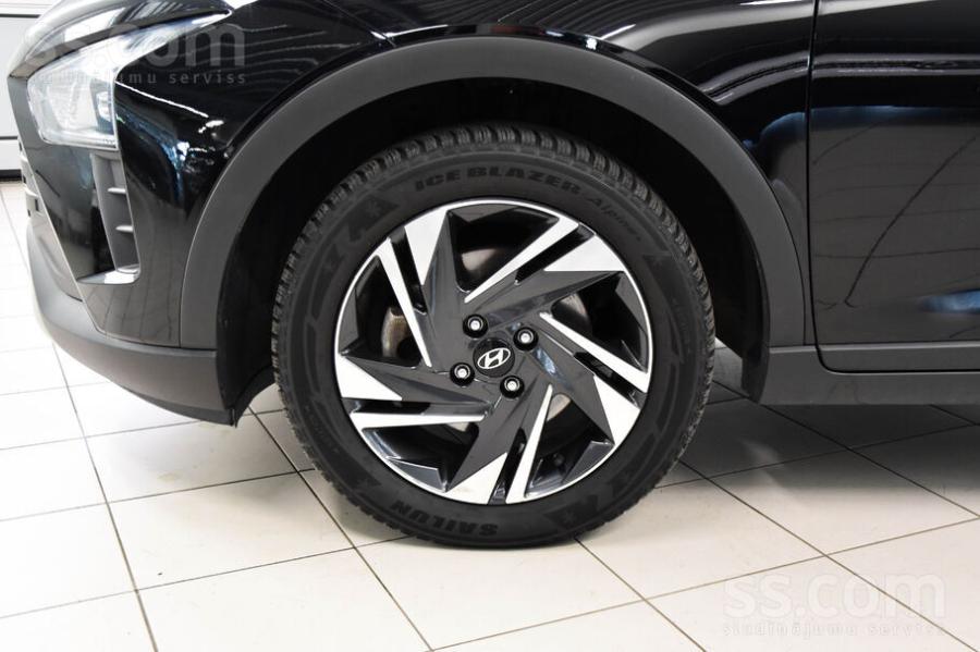 Black Hyundai i20 2022 in Riga, with an engine capacity of 1.00 L and mileage of 46 thousand km for 12590 €, photo 12 on AUTOMOTO.COM.LV