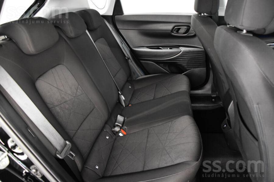Black Hyundai i20 2022 in Riga, with an engine capacity of 1.00 L and mileage of 46 thousand km for 12590 €, photo 17 on AUTOMOTO.COM.LV