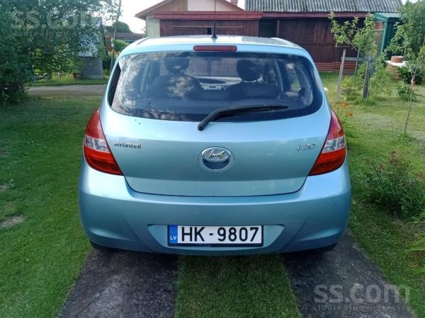 Blue Hyundai i20 2010 in Daugavpils, with an engine capacity of 1.40 L and mileage of 112 thousand km for 2300 €, photo 3 on AUTOMOTO.COM.LV