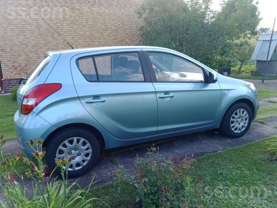 Zils Hyundai i20 2010 Daugavpils, ar dzinēja tilpumu 1.40 L un nobraukumu 113 tūkst. km par 2100 €, foto 3 vietnē AUTOMOTO.COM.LV