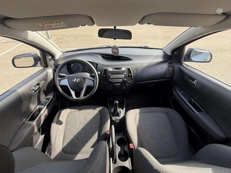 Blue Hyundai i20 2011 in Siauliai, with an engine capacity of 1.25 L and mileage of 161 thousand km for 1850 €, photo 8 on AUTOMOTO.COM.LV