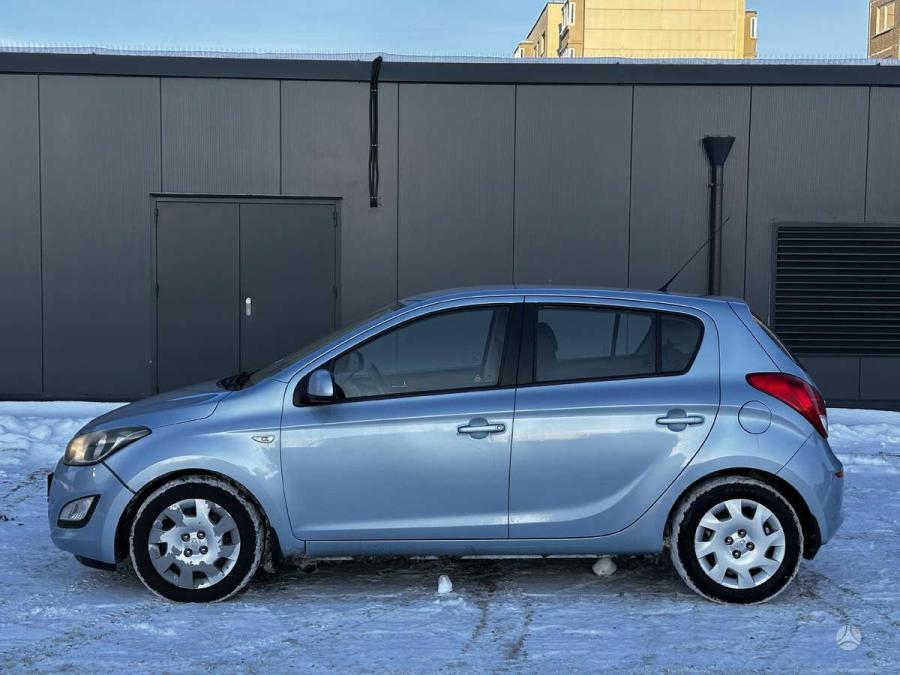 Blue Hyundai i20 2012 in Kaunas, with an engine capacity of 1.25 L and mileage of 229 thousand km for 2050 €, photo 3 on AUTOMOTO.COM.LV