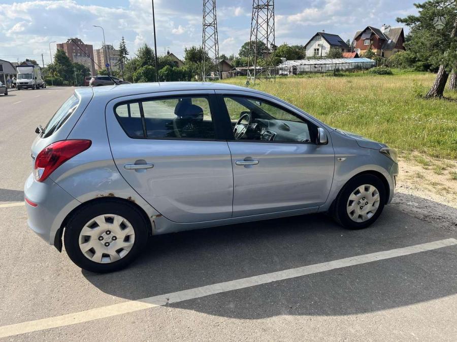 Blue Hyundai i20 2012 in Kaunas, with an engine capacity of 1.25 L and mileage of 278 thousand km for 1999 €, photo 3 on AUTOMOTO.COM.LV
