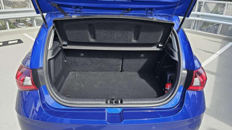 Blue Hyundai i20 2021 in Vilnius, with an engine capacity of 1.00 L and mileage of 62 thousand km for 14900 €, photo 16 on AUTOMOTO.COM.LV