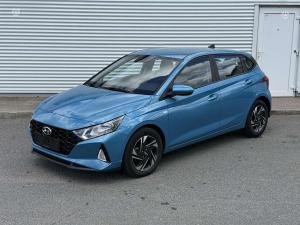Blue Hyundai i20 2023 in Vilnius, with an engine capacity of 1.00 L and mileage of 57 thousand km for 15950 €, photo  on AUTOMOTO.COM.LV