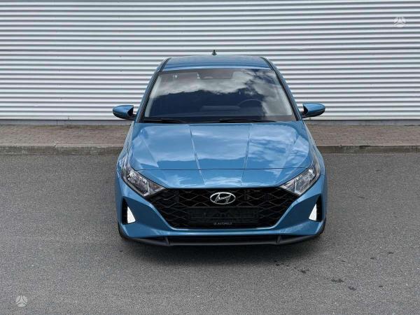Blue Hyundai i20 2023 in Vilnius, with an engine capacity of 1.00 L and mileage of 57 thousand km for 15950 €, photo 2 on AUTOMOTO.COM.LV