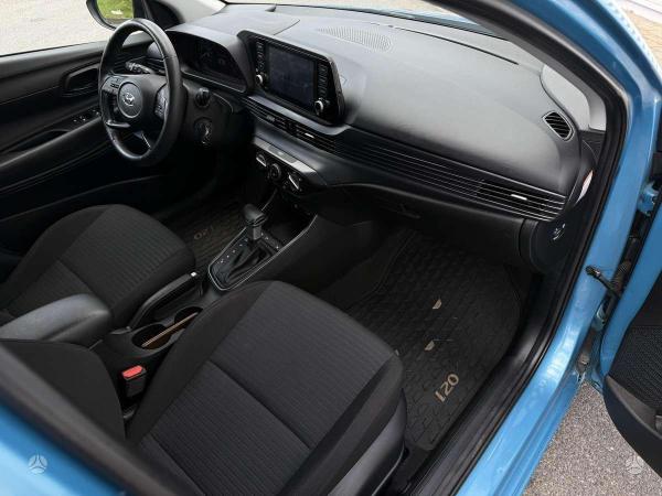 Blue Hyundai i20 2023 in Vilnius, with an engine capacity of 1.00 L and mileage of 57 thousand km for 15950 €, photo 10 on AUTOMOTO.COM.LV