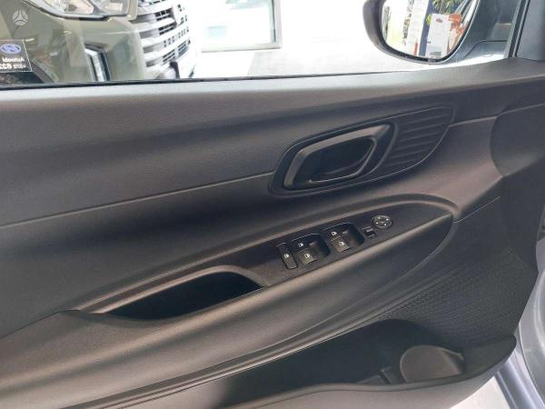 Blue Hyundai i20 2024 in Kaunas, with an engine capacity of 1.00 L and mileage of 28 thousand km for 17180 €, photo 10 on AUTOMOTO.COM.LV