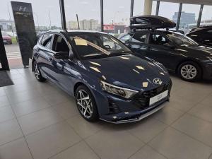 Blue Hyundai i20 2026 in Vilnius, with an engine capacity of 1.00 L and mileage of 0 thousand km for 21900 €, photo 3 on AUTOMOTO.COM.LV
