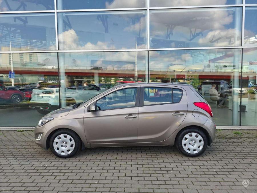 Brown Hyundai i20 2013 in Vilnius, with an engine capacity of 1.40 L and mileage of 72 thousand km for 4500 €, photo 3 on AUTOMOTO.COM.LV