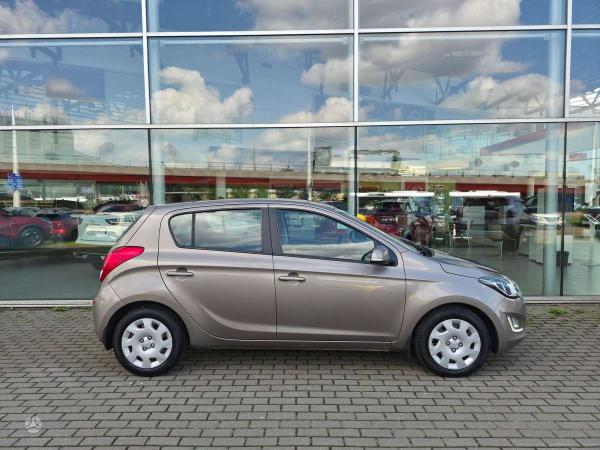 Brown Hyundai i20 2013 in Vilnius, with an engine capacity of 1.40 L and mileage of 72 thousand km for 4500 €, photo 6 on AUTOMOTO.COM.LV