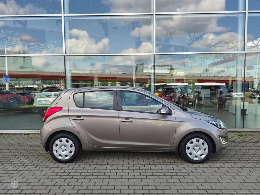 Brown Hyundai i20 2013 in Vilnius, with an engine capacity of 1.40 L and mileage of 72 thousand km for 4500 €, photo 6 on AUTOMOTO.COM.LV