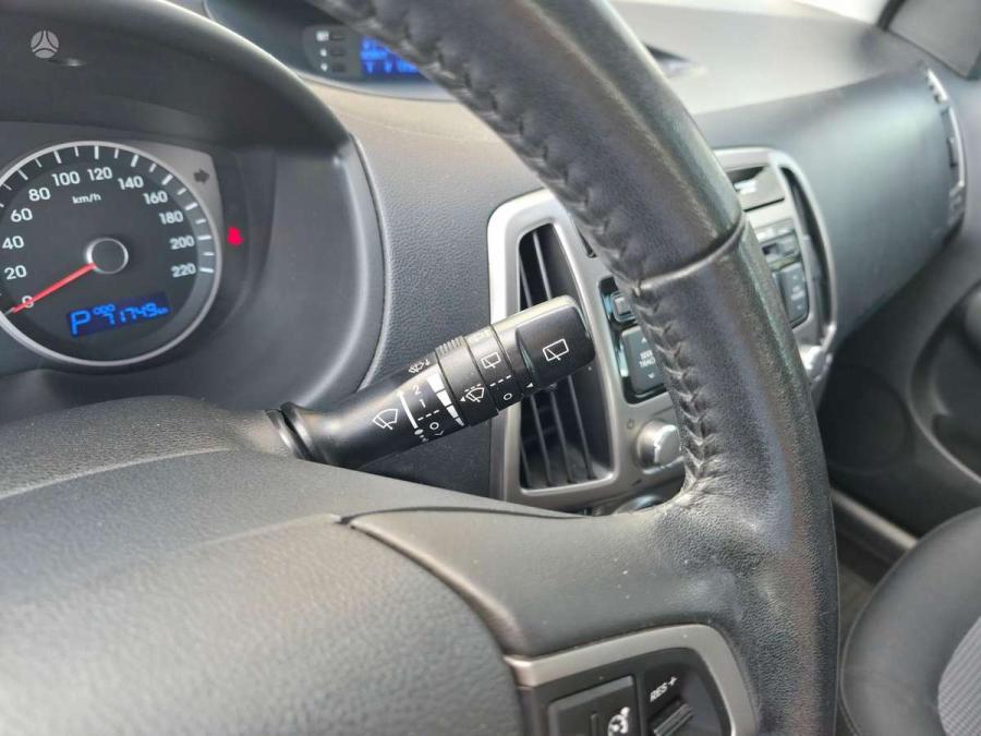 Brown Hyundai i20 2013 in Vilnius, with an engine capacity of 1.40 L and mileage of 72 thousand km for 4500 €, photo 15 on AUTOMOTO.COM.LV
