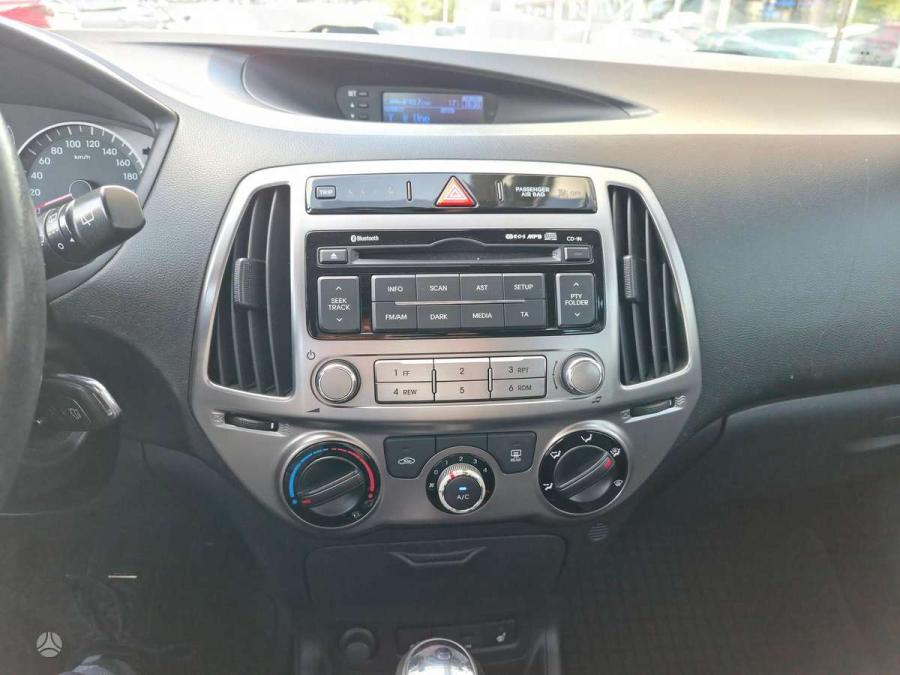 Brown Hyundai i20 2013 in Vilnius, with an engine capacity of 1.40 L and mileage of 72 thousand km for 4500 €, photo 19 on AUTOMOTO.COM.LV