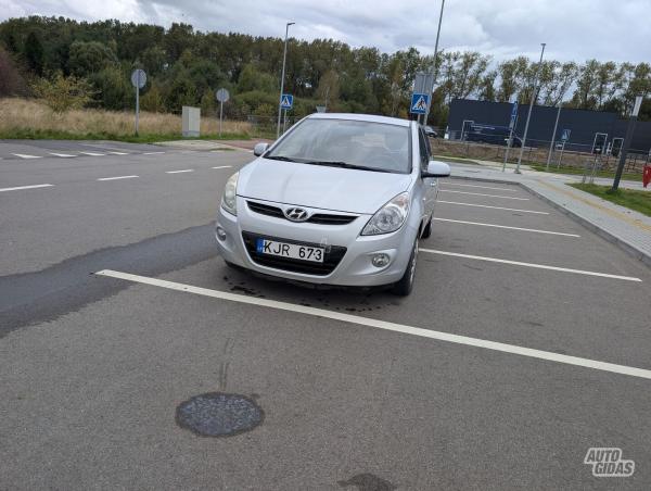 Hyundai i20 2009 Klaipėda vietnē Pelēks Hyundai i20 2009 Klaipėda, ar dzinēja tilpumu 1.40 L un nobraukumu 172 tūkst. km par 1699 €, foto 4 vietnē AUTOMOTO.COM.LV
