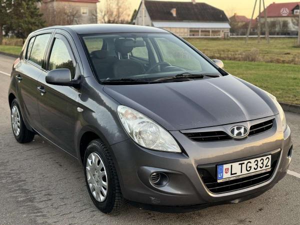Grey Hyundai i20 2011 in Mazeikiai, with an engine capacity of 1.30 L and mileage of 198 thousand km for 1650 €, photo 1 on AUTOMOTO.COM.LV