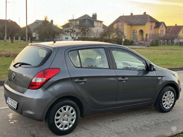 Grey Hyundai i20 2011 in Mazeikiai, with an engine capacity of 1.30 L and mileage of 198 thousand km for 1650 €, photo 3 on AUTOMOTO.COM.LV
