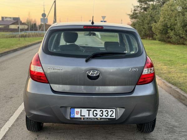 Grey Hyundai i20 2011 in Mazeikiai, with an engine capacity of 1.30 L and mileage of 198 thousand km for 1650 €, photo 5 on AUTOMOTO.COM.LV