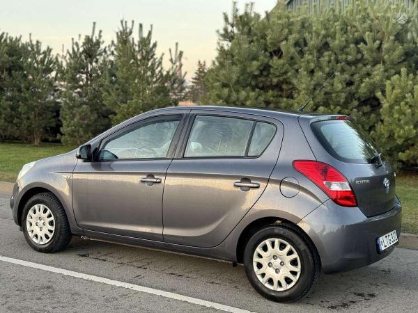 Grey Hyundai i20 2011 in Mazeikiai, with an engine capacity of 1.30 L and mileage of 198 thousand km for 1650 €, photo 8 on AUTOMOTO.COM.LV