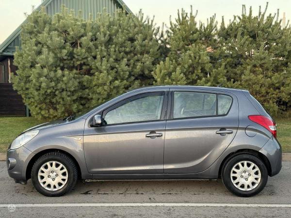 Grey Hyundai i20 2011 in Mazeikiai, with an engine capacity of 1.30 L and mileage of 198 thousand km for 1650 €, photo 9 on AUTOMOTO.COM.LV