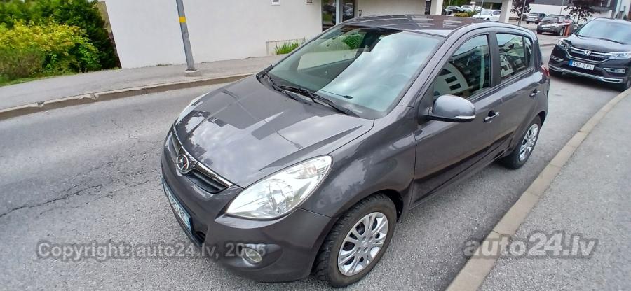 Grey Hyundai i20 2011 in Tallinn, with an engine capacity of 1.40 L and mileage of 195 thousand km for 2700 €, photo 5 on AUTOMOTO.COM.LV