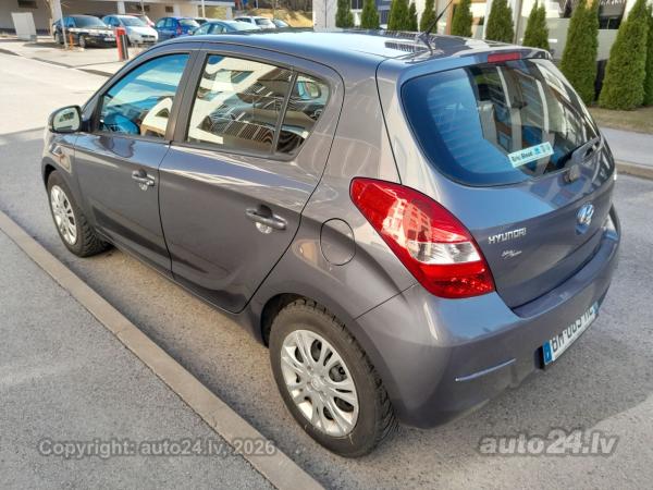 Pelēks Hyundai i20 2011 Tallina, ar dzinēja tilpumu 1.40 L un nobraukumu 195 tūkst. km par 2700 €, foto 6 vietnē AUTOMOTO.COM.LV