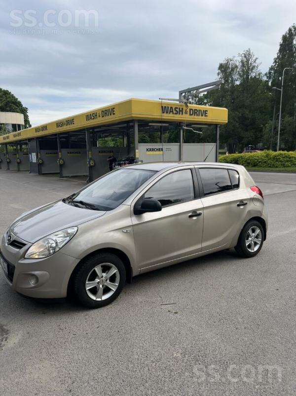 Grey Hyundai i20 2011 in Riga, with an engine capacity of 1.20 L and mileage of 147 thousand km for 2000 €, photo 2 on AUTOMOTO.COM.LV