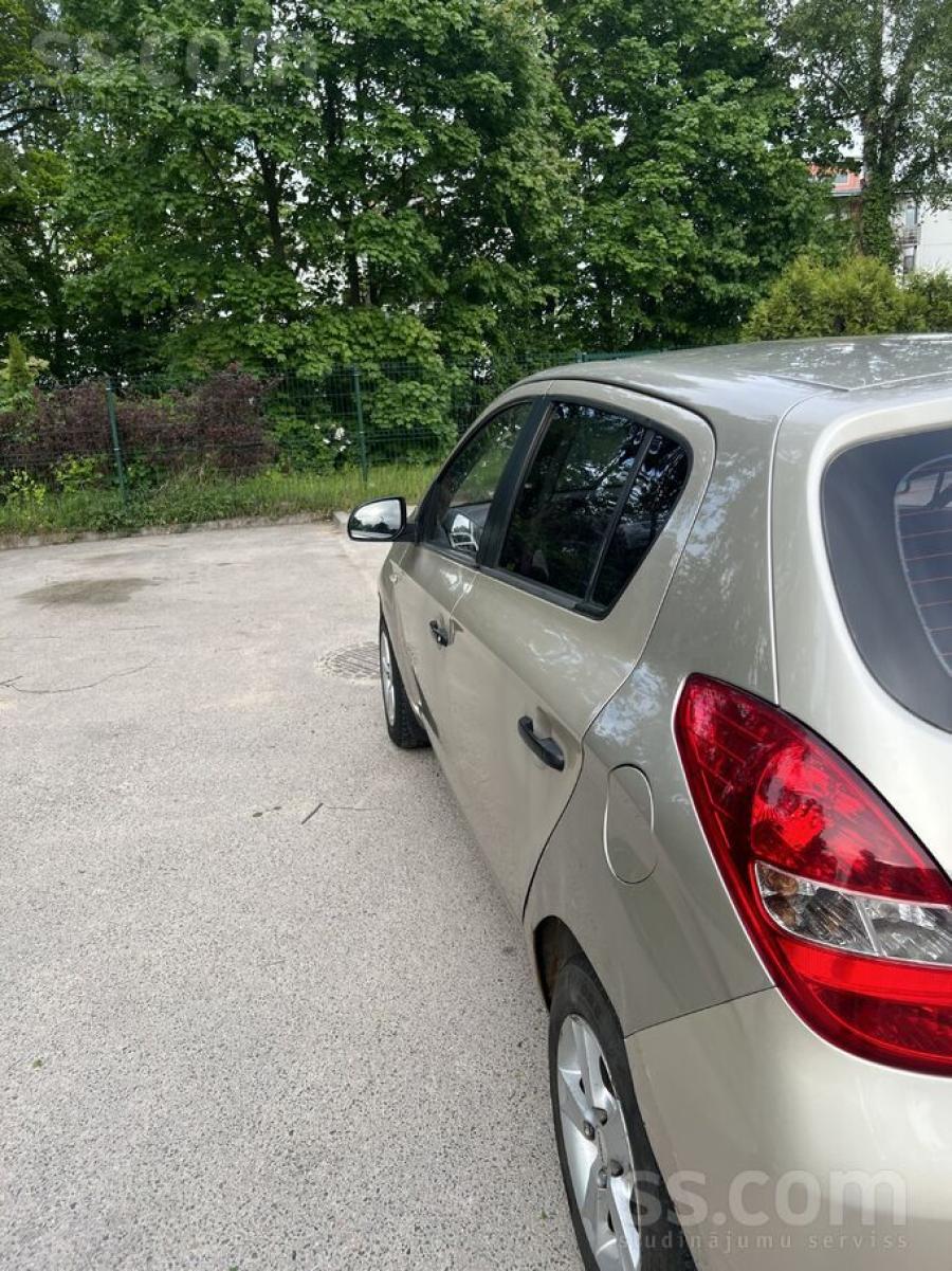 Grey Hyundai i20 2011 in Riga, with an engine capacity of 1.20 L and mileage of 147 thousand km for 2000 €, photo 4 on AUTOMOTO.COM.LV