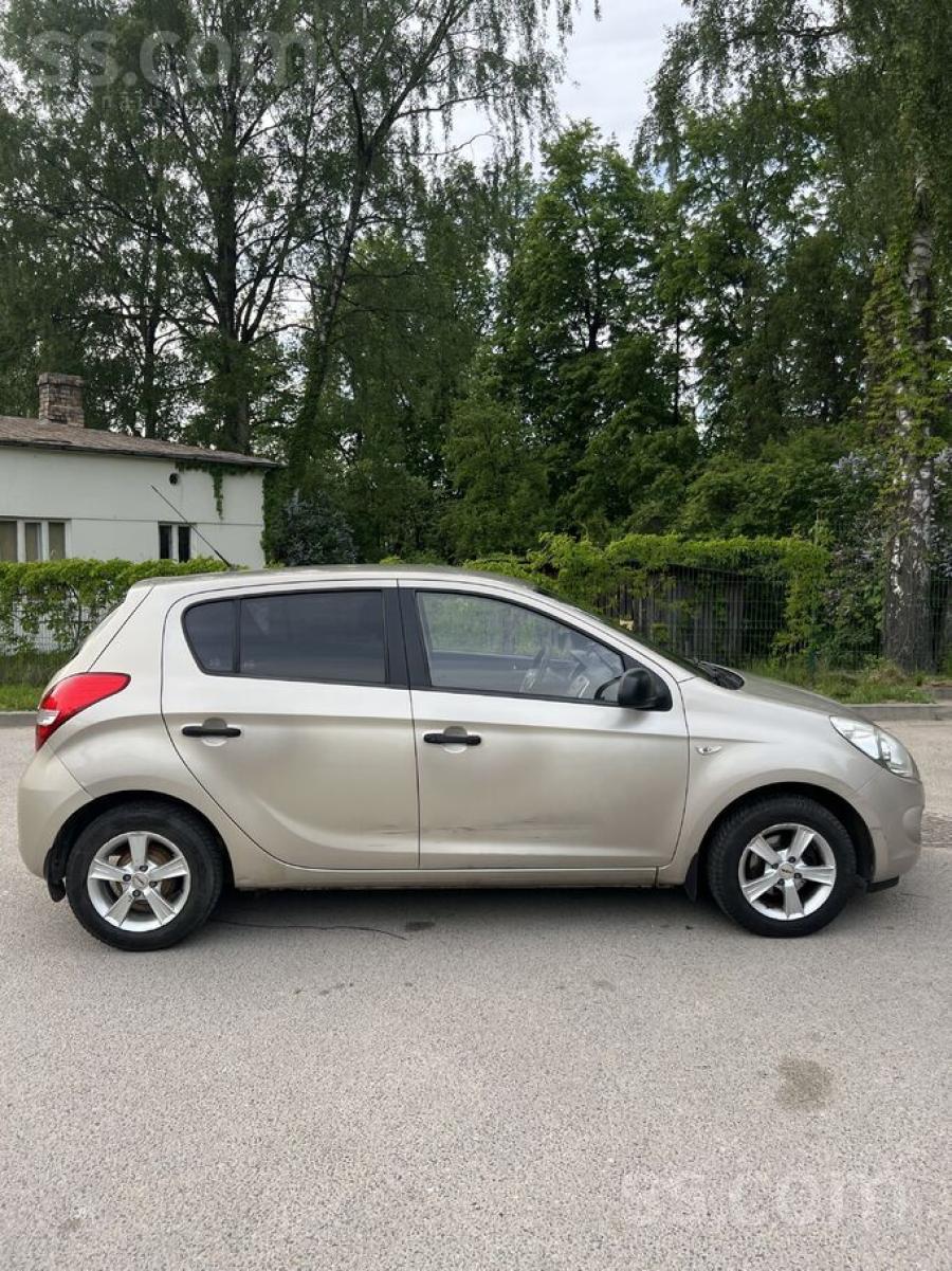Grey Hyundai i20 2011 in Riga, with an engine capacity of 1.20 L and mileage of 147 thousand km for 2000 €, photo 6 on AUTOMOTO.COM.LV
