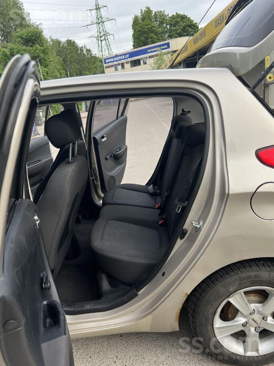 Grey Hyundai i20 2011 in Riga, with an engine capacity of 1.20 L and mileage of 147 thousand km for 2000 €, photo 10 on AUTOMOTO.COM.LV