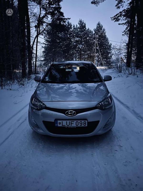 Pelēks Hyundai i20 2012 Jonava, ar dzinēja tilpumu 1.25 L un nobraukumu 150 tūkst. km par 3200 €, foto 2 vietnē AUTOMOTO.COM.LV