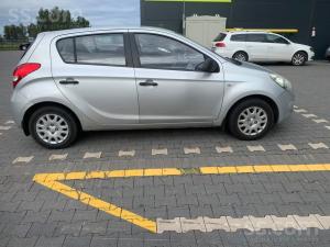 Grey Hyundai i20 2012 in Riga, with an engine capacity of 1.20 L and mileage of 238 thousand km for 1700 €, photo 3 on AUTOMOTO.COM.LV