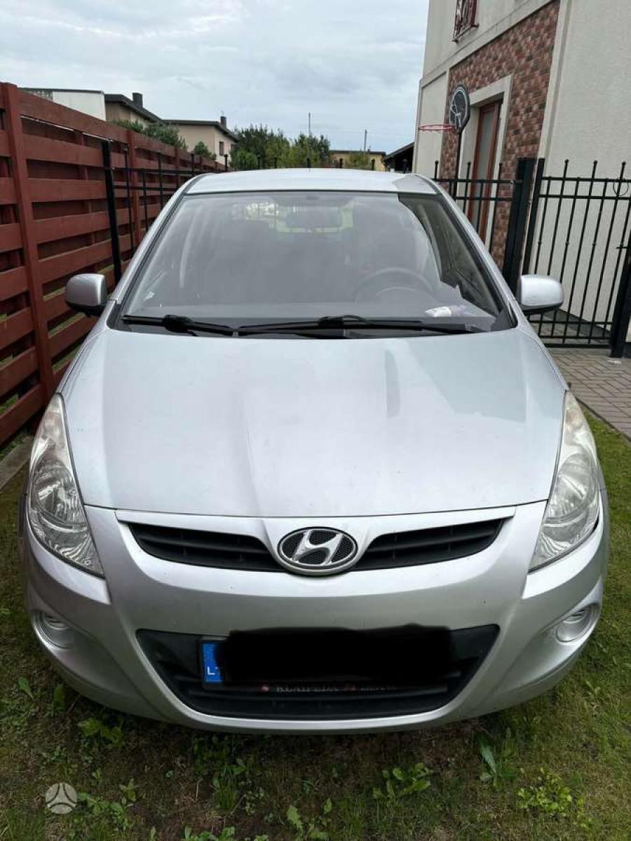 Grey Hyundai i20 2012 in Klaipeda, with an engine capacity of 1.25 L and mileage of 158 thousand km for 1600 €, photo 1 on AUTOMOTO.COM.LV