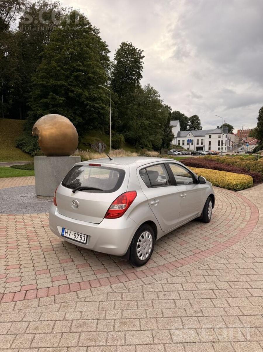 Pelēks Hyundai i20 2012 Talsi, ar dzinēja tilpumu 1.40 L un nobraukumu 225 tūkst. km par 1700 €, foto 4 vietnē AUTOMOTO.COM.LV