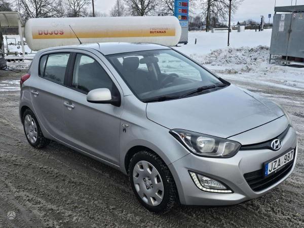 Grey Hyundai i20 2013 in Siauliai, with an engine capacity of 1.20 L and mileage of 300 thousand km for 2250 €, photo 3 on AUTOMOTO.COM.LV
