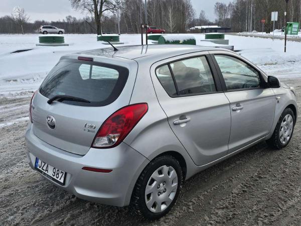 Grey Hyundai i20 2013 in Siauliai, with an engine capacity of 1.20 L and mileage of 300 thousand km for 2250 €, photo 4 on AUTOMOTO.COM.LV