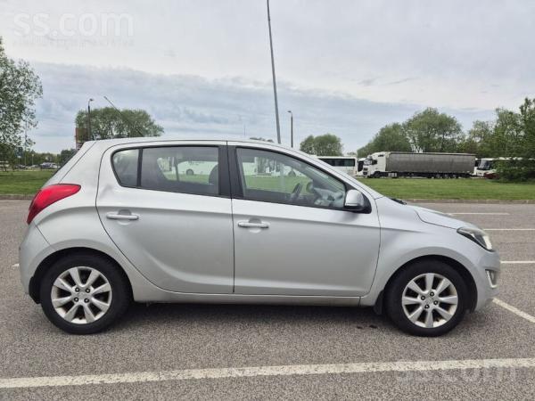 Pelēks Hyundai i20 2013 Rīga, ar dzinēja tilpumu 1.40 L un nobraukumu 165 tūkst. km par 4400 €, foto 1 vietnē AUTOMOTO.COM.LV