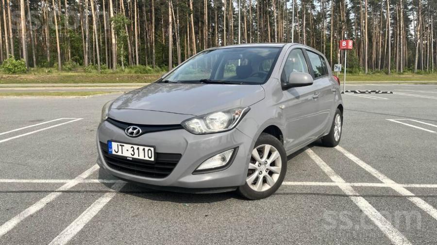 Grey Hyundai i20 2014 in Riga, with an engine capacity of 1.10 L and mileage of 278 thousand km for 3600 €, photo 1 on AUTOMOTO.COM.LV