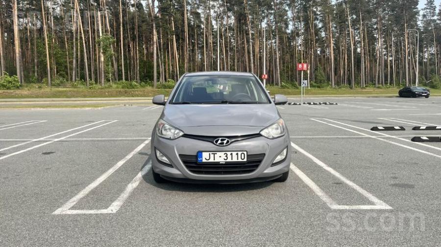 Grey Hyundai i20 2014 in Riga, with an engine capacity of 1.10 L and mileage of 278 thousand km for 3600 €, photo 2 on AUTOMOTO.COM.LV